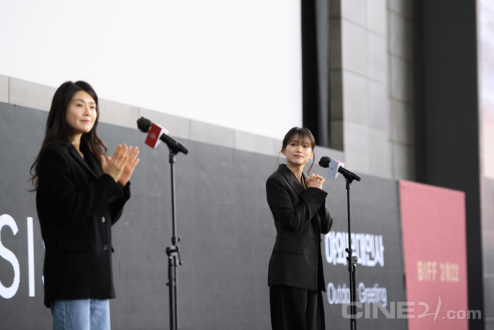 BIFF #5호 [화보] 궂은 날씨도 막지 못한 열기, ‘앵커’ 야외무대인사 현장